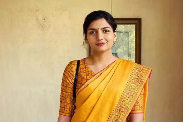 Pari Bishnoi (IAS) Biography, Age, Wiki, Husband, Parents, Education ...